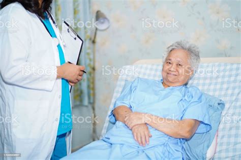 아시아 간호사 물리 치료사 의사 진료 도움 및 병원 병동에서 노인 노인 여성 환자를 지원 건강한 강한 의료 개념 간호사에 대한 스톡 사진 및 기타 이미지 Istock