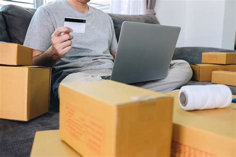 고객에 게 배송에 대 한 작은 사업 소포 젊은 남자 받은 온라인 쇼핑 소포 오프닝 상자 및 신용 카드로 항목을 구입 구매 주문 패키지 제품에 온라인 마케팅 고객에 대한 스톡