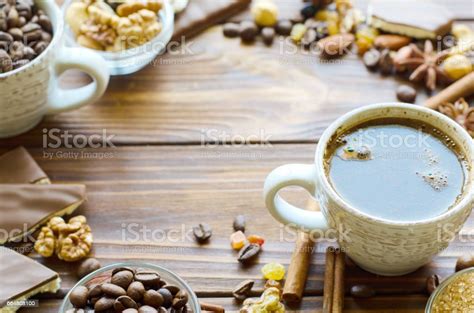 건강 한 간식견과류와 건포도와 천연 나무 배경에 블랙 에스프레소 커피 한잔 중간에 공간을 복사 합니다 갈색에 대한 스톡 사진 및 기타 이미지 Istock