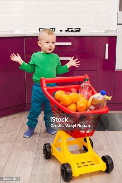 쇼핑 카트로 쾌활 한 작은 소년 아이 플라스틱 쇼핑 트롤리를 나르는 우연한 착용에 있는 작은 아이 쇼핑 할인 판매 컨셉 가계에 대한 스톡 사진 및 기타 이미지 Istock