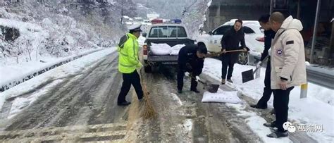 致敬巫溪民警风雪中的坚守！冰雪辖区道路