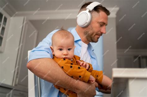 Padre Trabajando Desde Casa Tratando De Equilibrar La Vida Familiar Con