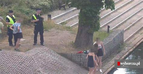 Sąd w Bydgoszczy zadecyduje o karze dla dziewczyn które wrzuciły ławkę