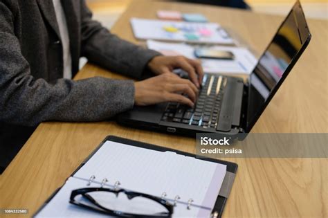 사무실에서 일 하는 컴퓨터 노트북 키보드에 입력 하는 손 그래프에 대한 스톡 사진 및 기타 이미지 그래프 노트북