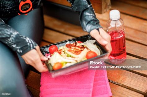 테이크 아웃 플라스틱 상자에 구운 닭고기와 체리 토마토의 조각과 함께 건강 한 화려한 샐러드 먹을 준비가 고기에 대한 스톡 사진