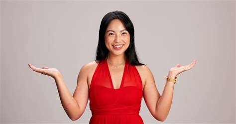 비교 모형 및 결정 또는 승진을 위해 회색 배경에 스튜디오에있는 여성의 초상화와 함께 제공하십시오 선택 정보 또는 선택 및 광고 또는 마케팅을 위한 공간이 있는 빨간색