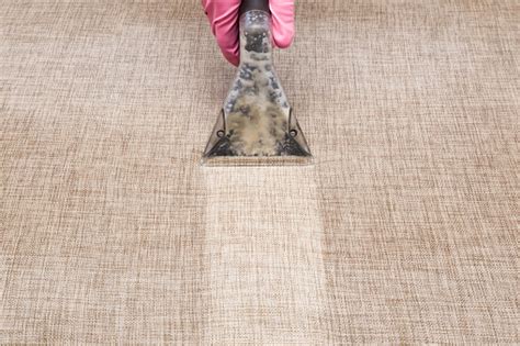 세탁소의 직원 손 전문적으로 추출 방법으로 더러운 소파를 청소 전후 섬유에 겉 천을 가구입니다 이른 봄에 정기적으로 정리입니다