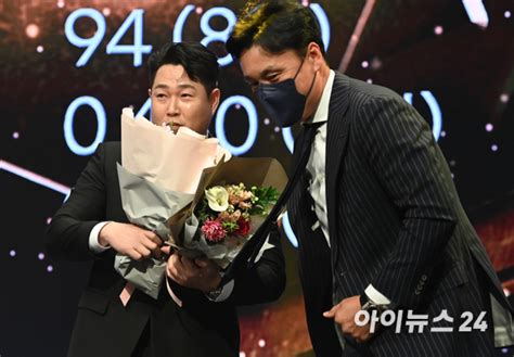 포토 이승엽 감독의 축하 받는 양의지