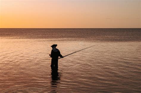 Hombre Pescando Al Atardecer Tombeau Bay Mauricio Foto De Archivo