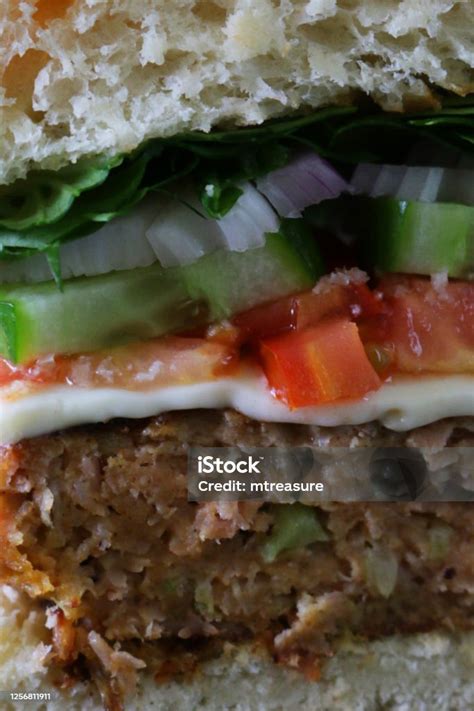 반 수제 버거 참깨빵 빵빵 녹은 치즈 얇게 썬 토마토 오이 양파 반지 양상추 쇠고기 버거 반으로 자른 전체 프레임 이미지 0명에 대한 스톡 사진 및 기타 이미지 Istock