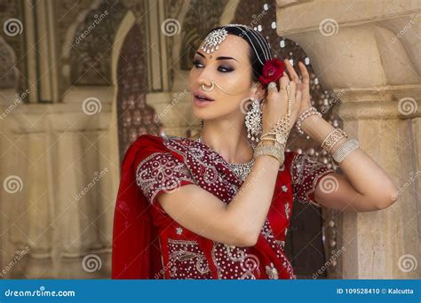 Mooie Jonge Indische Vrouw In Traditionele Kleding Met Bruids Stock Foto Image Of Wijfje