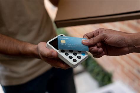 신용 카드를 사용 하 여 피자 배달에 대해 알아볼 수 없는 고객의 클로즈업 배달에 대한 스톡 사진 및 기타 이미지 배달 신용 카드 신용카드 단말기 Istock