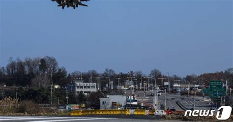 활주로 접근하는 Kf 16 전투기