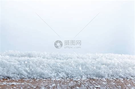 白雪覆盖的条纹木板的特写高清图片下载 正版图片502803228 摄图网