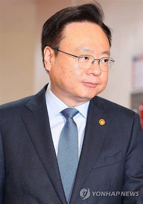 국무회의장 참석하는 조규홍 장관