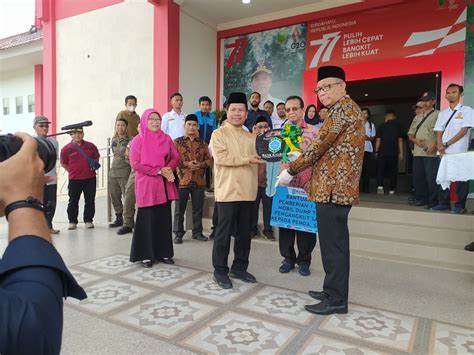 Satono Terima Penyerahan Mobil Kebersihan Oleh Sutarmidji Melalui Csr Bank Kalbar Ppid