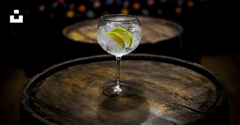 갈색 나무 테이블에 노란색 액체가 있는 투명한 와인 유리 사진 Unsplash의 무료 지and티 이미지