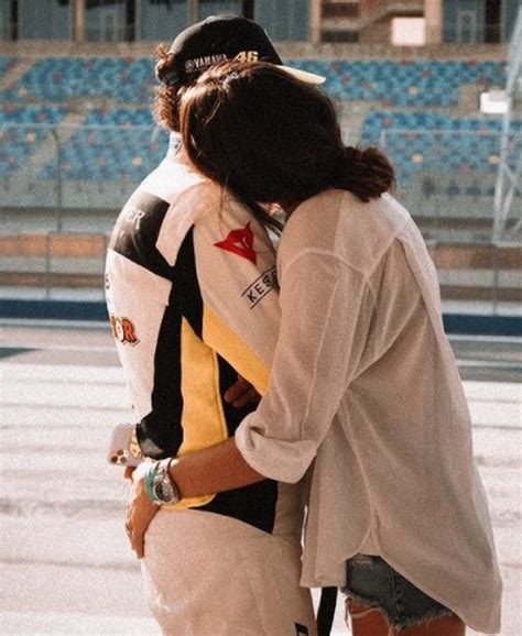 Hot Intip Mesranya Pelukan Francesca Sofia Ke Rossi Di Pinggir Trek