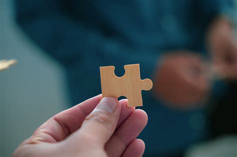 팀워크와 파트너십의 개념 사무실에서 퍼즐 조각을 결합하는 손 사업가들은 직소 퍼즐을 조립했습니다 자원 봉사 자선 팀 비즈니스 Uniy Charitable Foundation