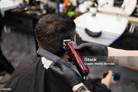 마스터 컷 머리는 이발소에 남자의 수염 미용사 게 헤어스타일 젊은이 대 한 2명에 대한 스톡 사진 및 기타 이미지 2명 가위 건강관리와 의술 Istock