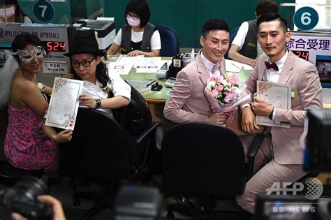 同性婚合法化の台湾、同性カップルが次々と婚姻届を提出 写真21枚 国際ニュース：afpbb News