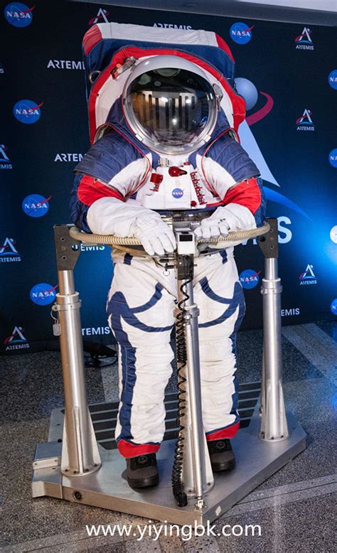 NASA宇宙探索公司公布下一代宇航服造型准备用于重返月球计划 科技星光 逸影网