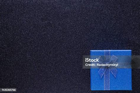복사 공간이 있는 반짝이는 검은색 배경에 파란색 선물 상자 평면도 크리스마스 발렌타인 데이 또는 생일 파티 개념 인사말 카드 프레임 플랫 레이 0명에 대한 스톡 사진 및