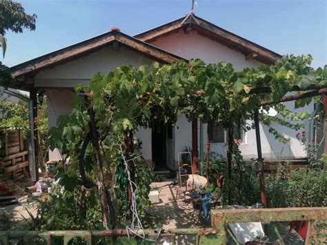 Къща в гр Добрич Едноетажна къща 65 кв м РЗП 167 кв м двор Къщи Вили Пинета Добрич