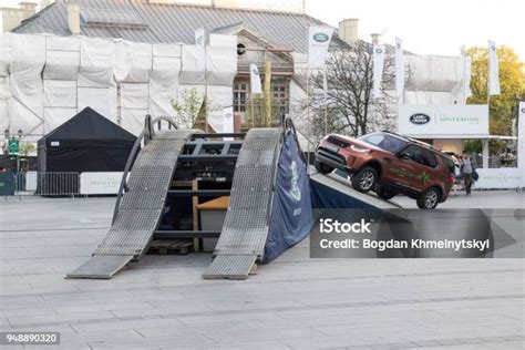 승객과 랜드 로버 디스커버리 자동차의 장애물 테스트 드라이브 4x4 자동차에 대한 스톡 사진 및 기타 이미지 4x4 자동차 Jeep 가대 Istock