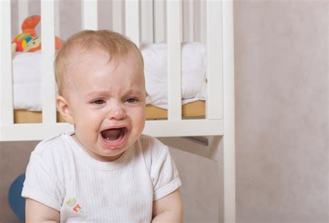 Una Peque A Ni A De Ocho Meses Se Queda Sola En Su Habitaci N Foto Premium
