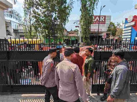 Simpatisan Terdakwa Pendemo Tambang Batu Gamping Geruduk Kejari Bojonegoro