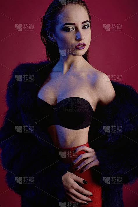 穿着皮草大衣的时装模特，女士肖像