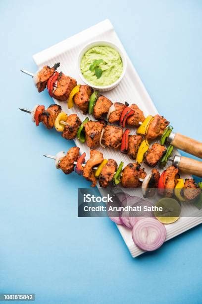 치킨 티 카케밥 왜곡 전통 인도 요리 목탄과 화 염에 요리 양념 Garnished 빨강색 녹색 처트니와 샐러드와 함께 제공