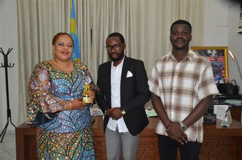 Un Trophée Décerné à Catherine Kathungu Pour Limage Positive De La