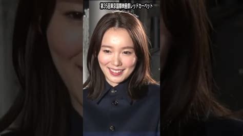 飯豊まりえ、美スタイル際立つパープルシャツ＆パンツのセットアップ姿 「第35回東京国際映画祭」レッドカーペット【maidigi Tv