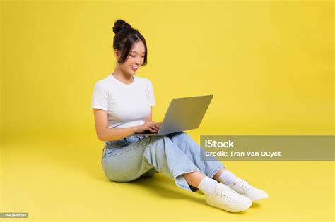 黄色の背景に座っている美しいアジアの若い女の子のポートレート 1人のストックフォトや画像を多数ご用意 1人 20 24歳 いっぱい