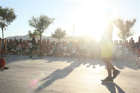 스페인 산세바스티안 도노스티아의 라 콘차 해변에서 거리에서 춤을 추는 라틴 아메리카 인들 Semana Grande De San Sebastian에 대한 스톡 사진 및 기타