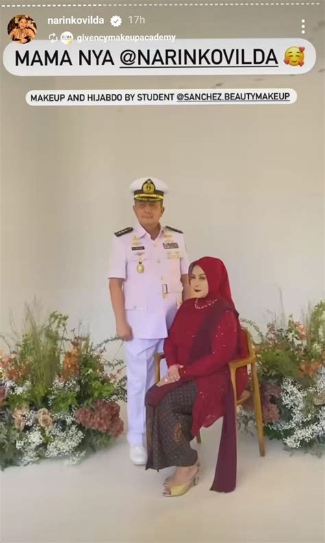 7 Pemotretan Keluarga Awkarin Kompak Berkebaya Merah Dengan Ibu And Adiknya
