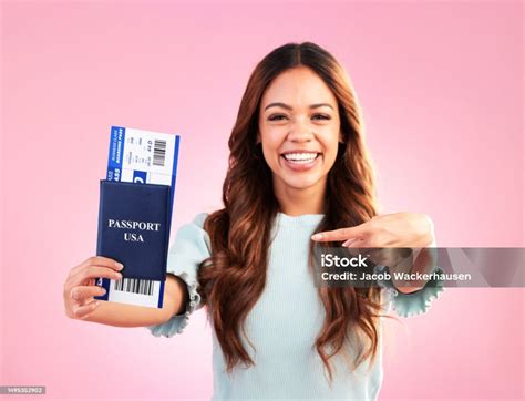 여권 흥분한 여성의 초상화는 티켓 탑승권 및 비행 서류가 있는 스튜디오를 가리킵니다 여행 모형 관광 및 국제 휴가 휴가 및 미국 여행을 위한 행복한 소녀 준비 여자에 대한