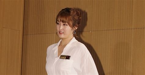 포토 신아영 몸매 다 드러낸 밀착 드레스에 계단 오를땐 조심