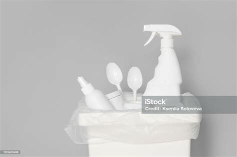 회색 배경에 흰색 플라스틱으로 만든 쓰레기로 재활용 쓰레기통 0명에 대한 스톡 사진 및 기타 이미지 0명 가방 문제 Istock