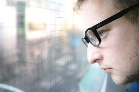 왼쪽에 복사 공간을 가진 창 밖으로 트래픽을 보고 안경에 남자 남자에 대한 스톡 사진 및 기타 이미지 남자 남자 사업가 넥타이 Istock