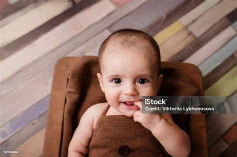 귀여운 신생아 어두운 배경에 아기 미소 신생아의 클로즈업 초상화 아기 상품 포장 템플릿 보육 의료 및 건강 한 개념 건강관리와 의술에 대한 스톡 사진 및 기타 이미지