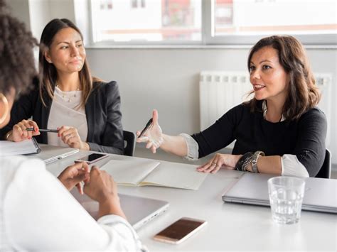 Jobs इन 10 सेक्‍टर्स की नौकरियों में मिलता है भरपूर पैसा जानें कैसे