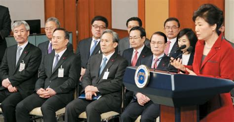 朴 대통령 신년 회견 인적쇄신 여론과 거리 멀어 집권 3년차 험로 예고