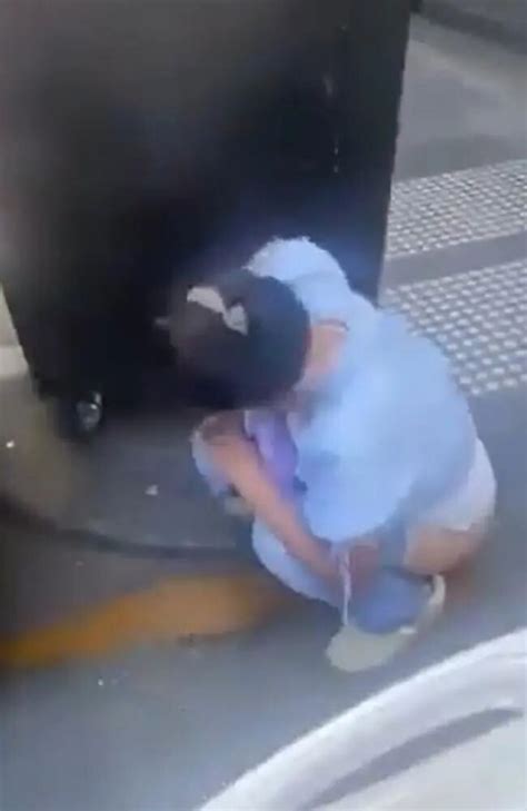 一名叫kyle的男子正好开车经过，把画面拍了下来。视频里，他忍不住冲着女子喊： 你在干嘛？太脏了吧！”