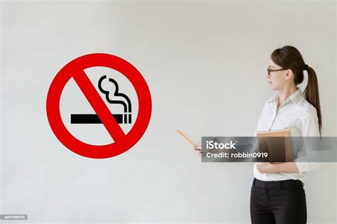 흡연 담배 중독자 비즈니스 여자 학생 또는 교사 칠판 배경 흡연에 대한 스톡 사진 및 기타 이미지 흡연 교사 교육 관련