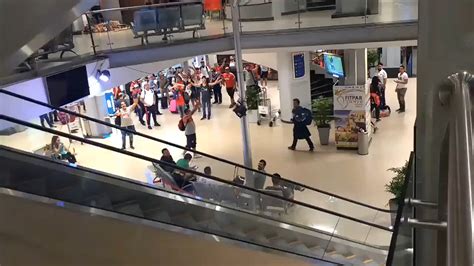 Tensión En El Aeropuerto De Asunción Por El Cruce Entre Hinchas De
