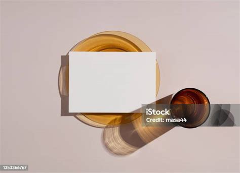 여름 웨딩 문구 모형 일반 인사말 카드 초대장 및 호박색 유리로 베이지 색 배경 자연 채광과 섀도우 오버레이 플랫 레이 상단 보기 0명에 대한 스톡 사진 및 기타 이미지