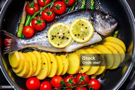 신선한 야채 토마토 감자 레몬 아스파라거스와 팬에 원시 도미 물고기 감자 요리에 대한 스톡 사진 및 기타 이미지 감자 요리 건강한 생활방식 건강한 식생활 Istock